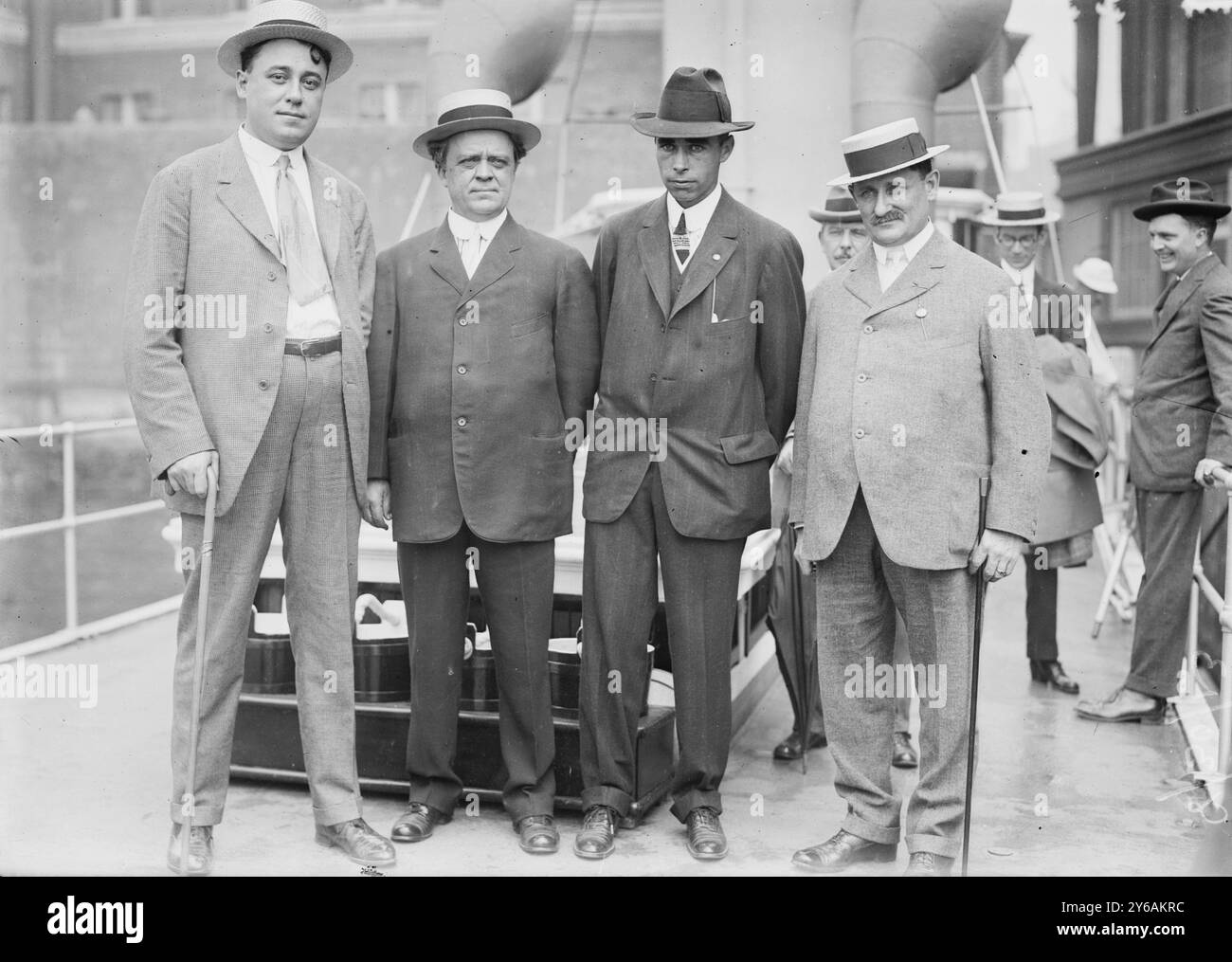 Jas. J. Brady, Ury Woodson, B. Sullivan, B. F. Mitchell, Foto zeigt eine Delegation, die sich ...