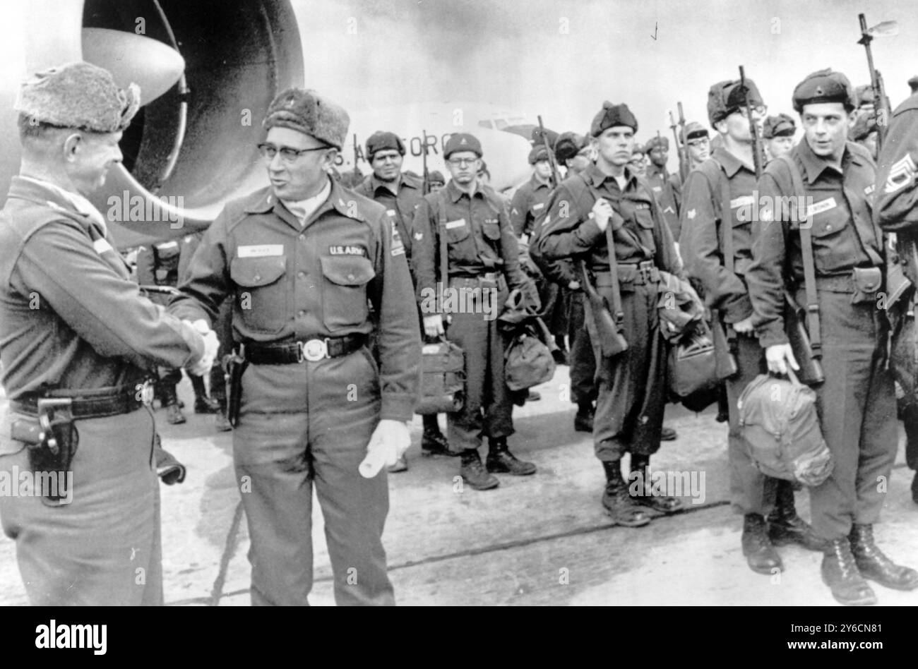 EDWIN BURBACO E-GENERALMAJOR MIT GENERAL KEITH L WARE AUF DEM HAUPTFLUGPLATZ RHEIN / ; 12 ...
