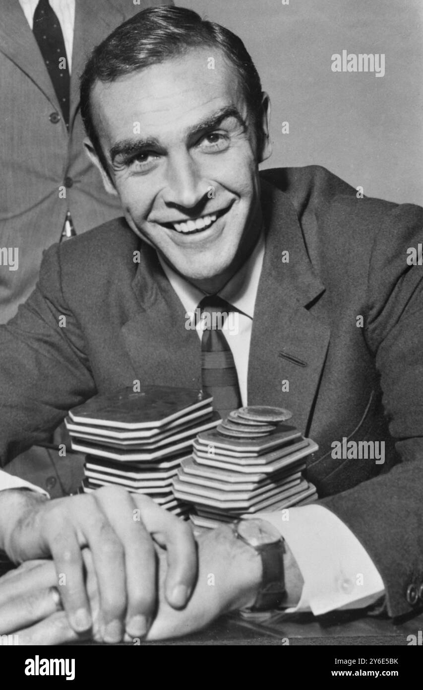 AM 9. JANUAR 1963 NAHM SEAN CONNERY SEINE ROLLE ALS JAMES BOND IN REAL ...