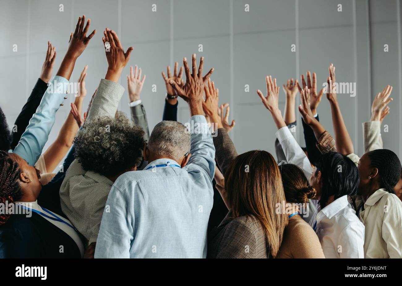 Verschiedene Fachleute, deren Hände in einem Business-Workshop ...