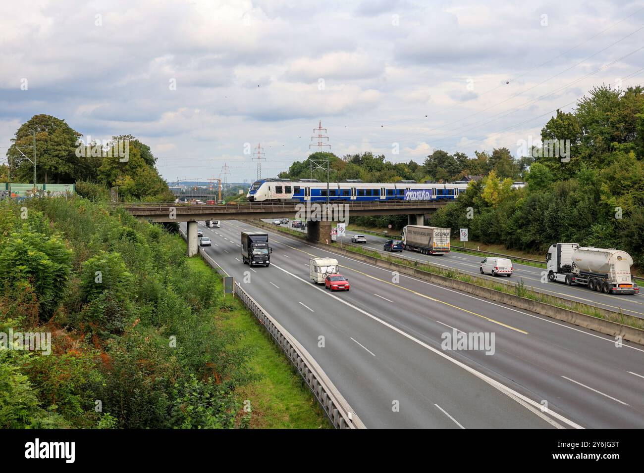 Eisenbahnbrücke über die Autobahn A1. RegionalExpress Zug von National Express auf der Brücke ...