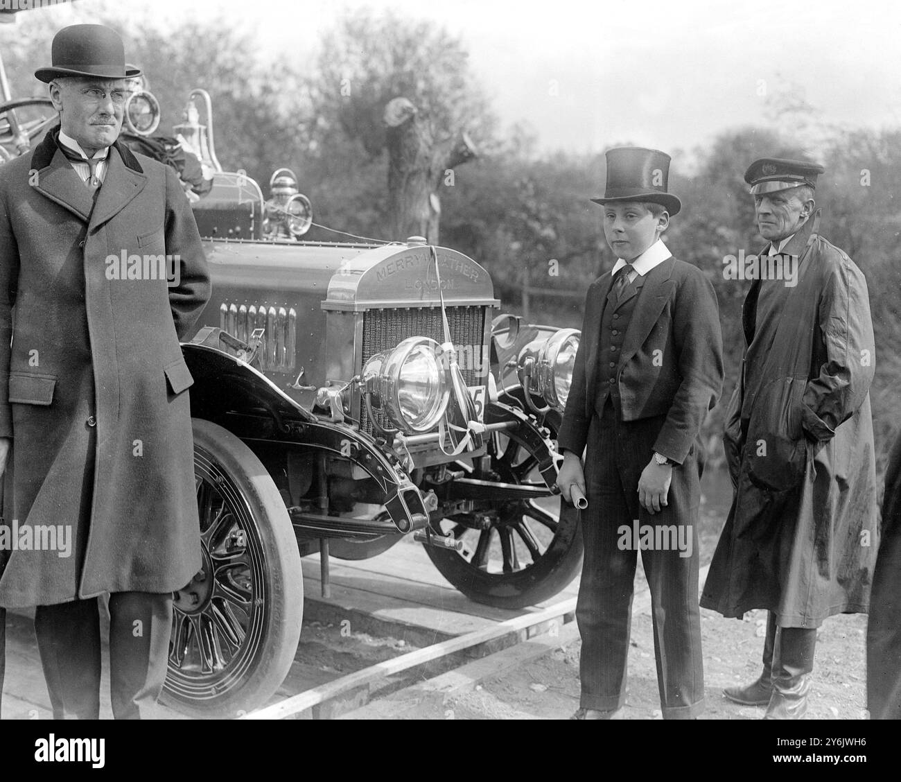 Die Taufe des neuen Feuerwehrfahrzeugs der Eton School . Viscount ...