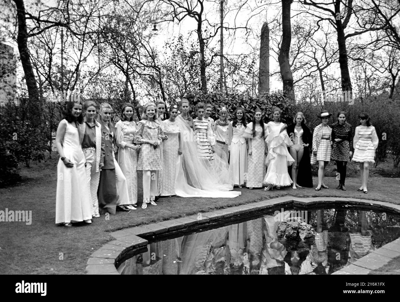 London : jährliche Debutante-Show im Savoy Hotel zugunsten der National ...