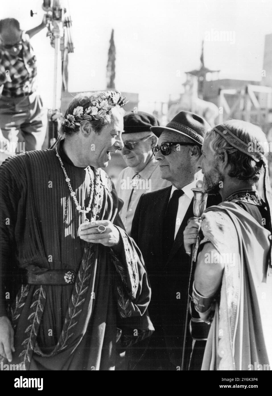 Der Filmschauspieler Rex Harrison verkleidet als Julius Caesar für ...