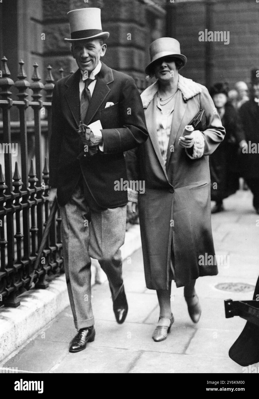 Sir Gerald und Lady du Maurier an einem Tag mit Blick auf die Royal ...