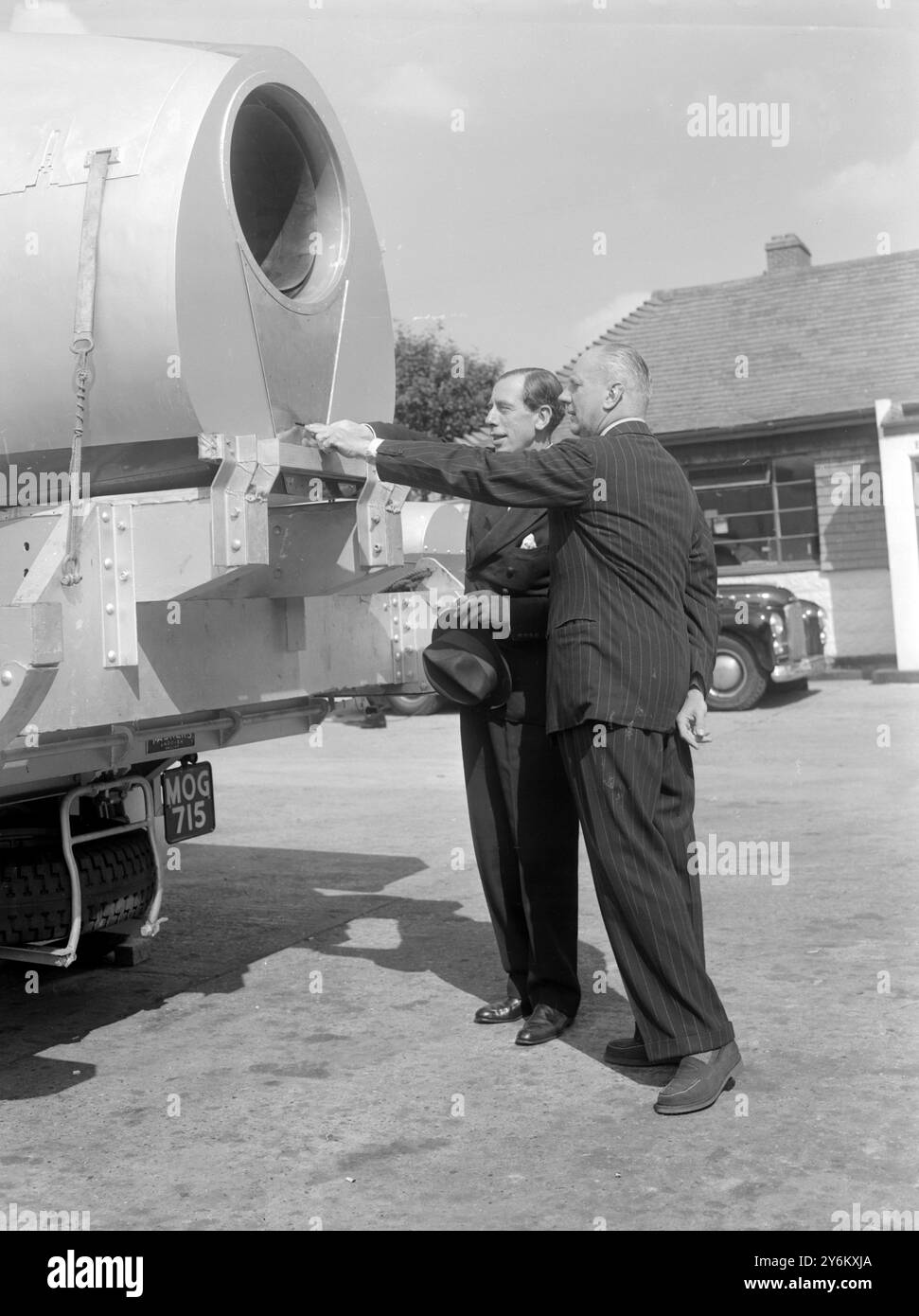 New Malden, Surrey: Das fahrende Ass John Cobb (rechts) und der ...
