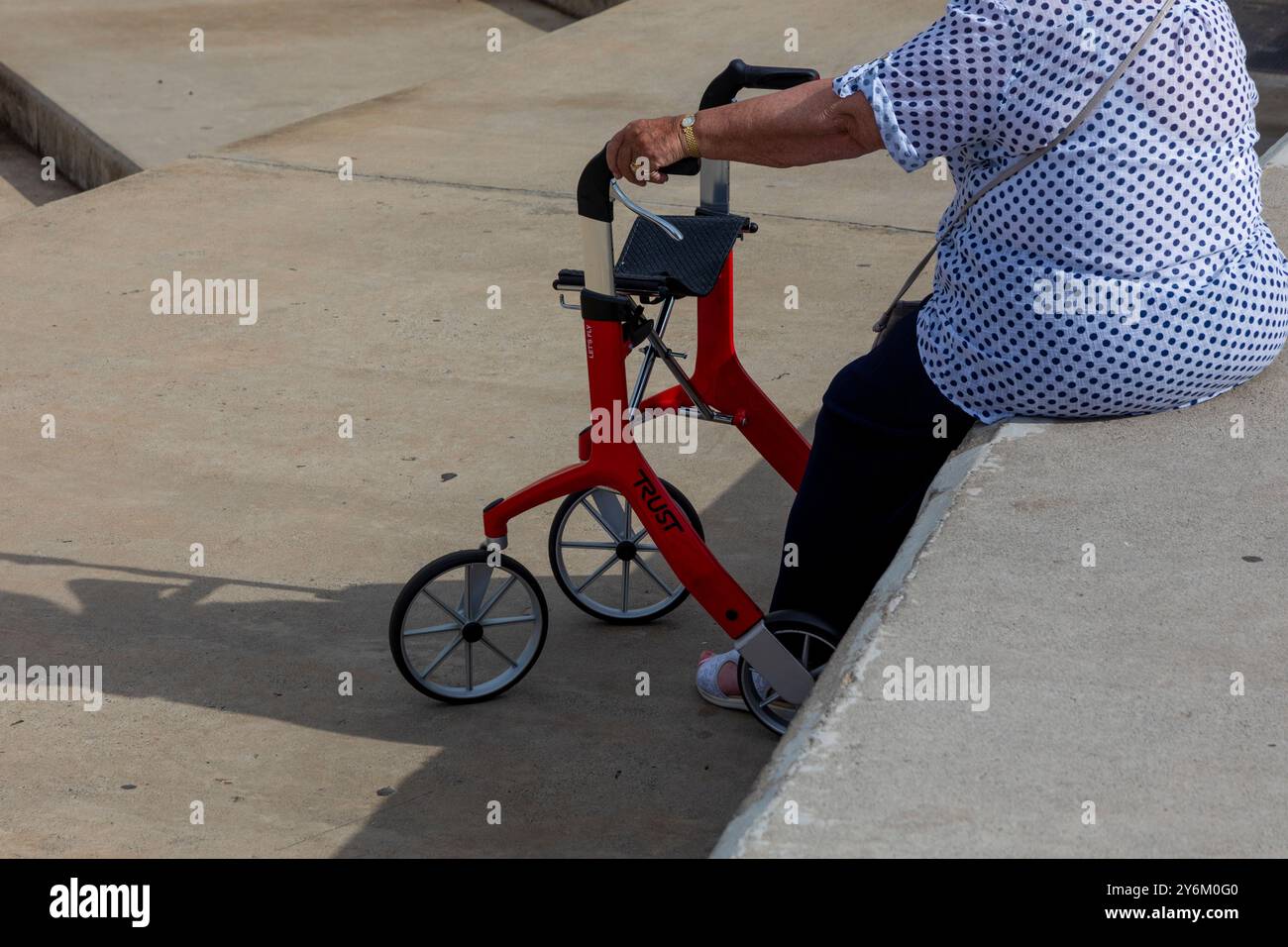 Reife kurvige frau -Fotos und -Bildmaterial in hoher Auflösung – Alamy