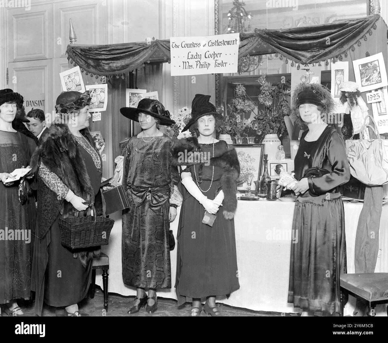 Verzichtet und streunt Basar bei Claridge's.. Von links nach rechts ...