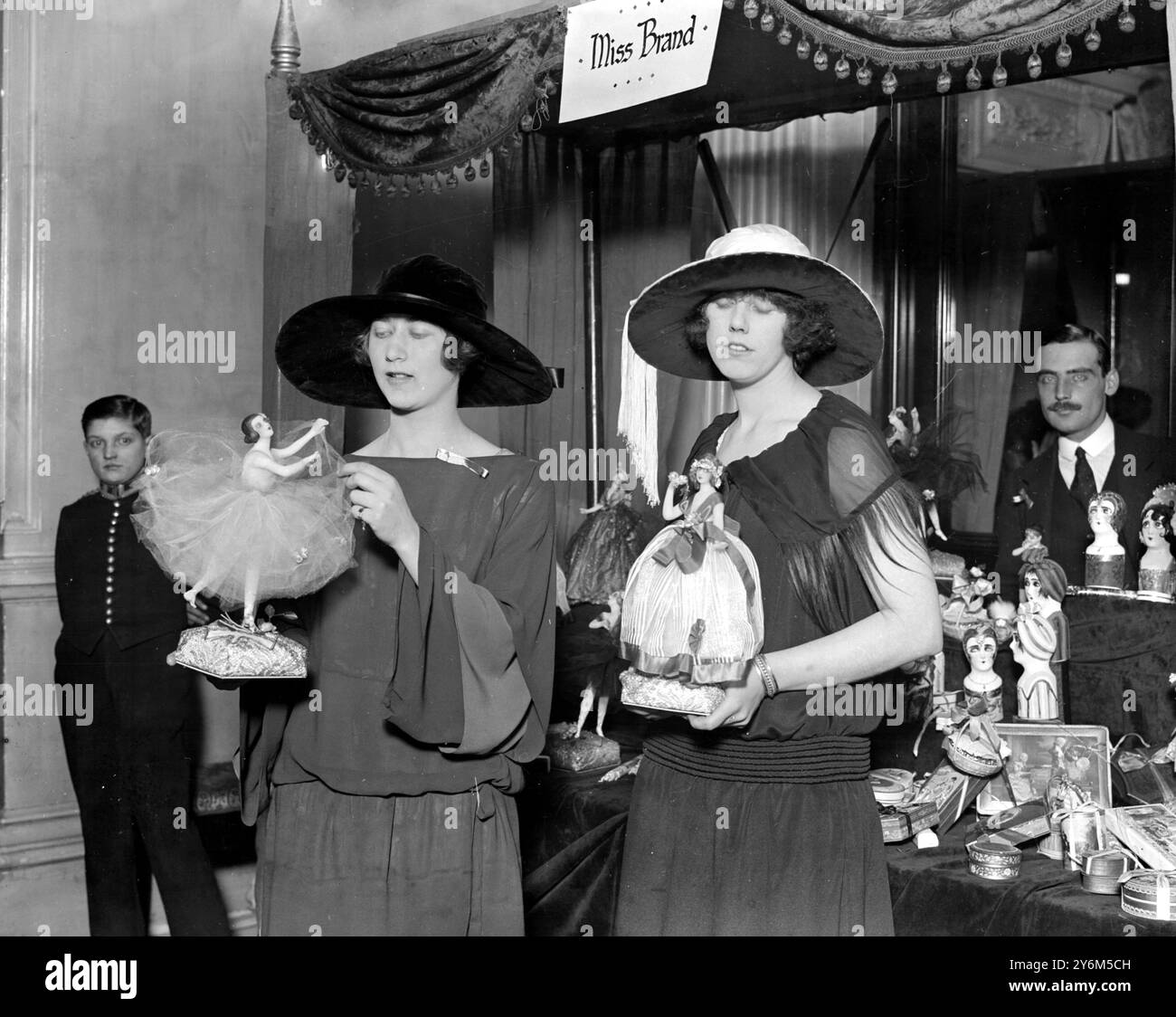 Verzichtet und streunt Basar bei Claridge's.. Miss Mala Brand (links ...