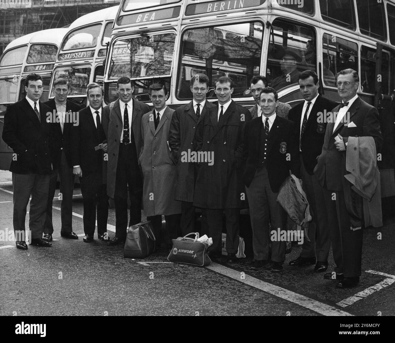 Arsenals neuer Manager Billy Wright ist im Bild (dritter von links) mit ...