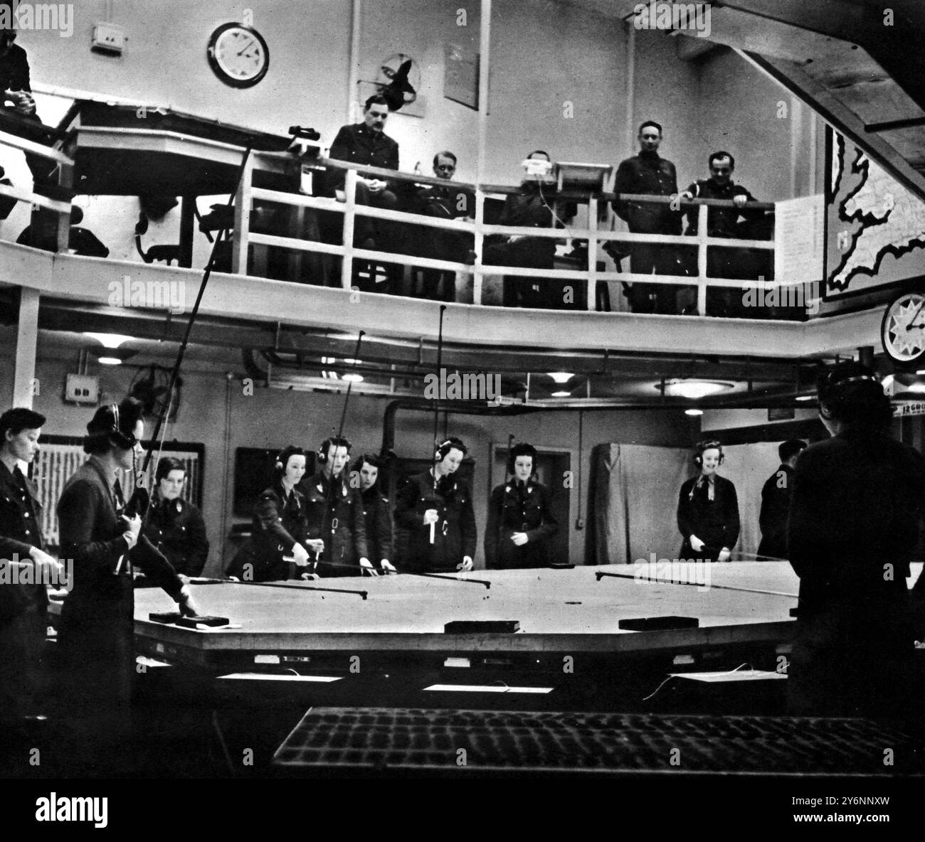 In einem unterirdischen Operationsraum des Kampfkommandos beobachten ...