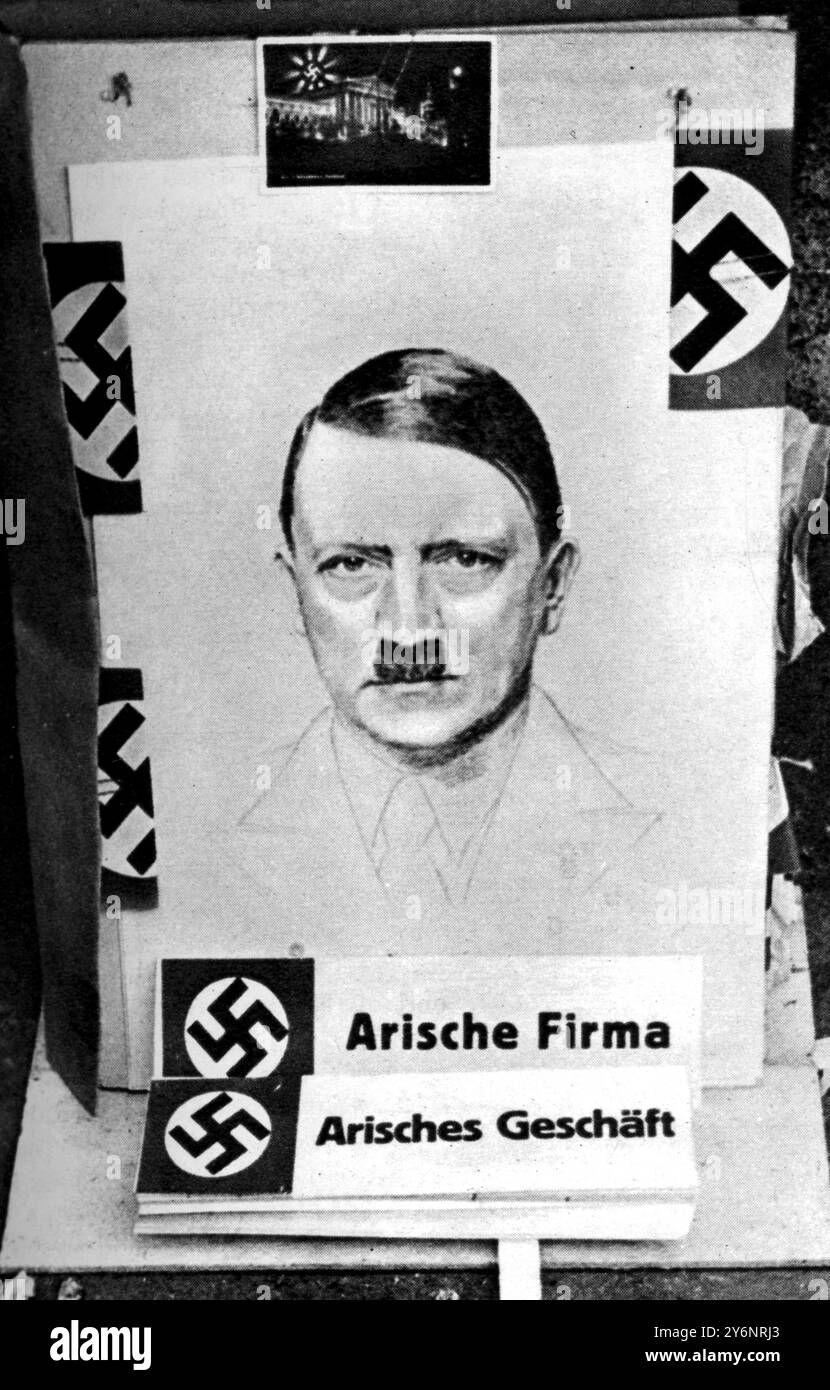 1930er jahre nazi propaganda poster Schwarzweiß-Stockfotos und -bilder ...