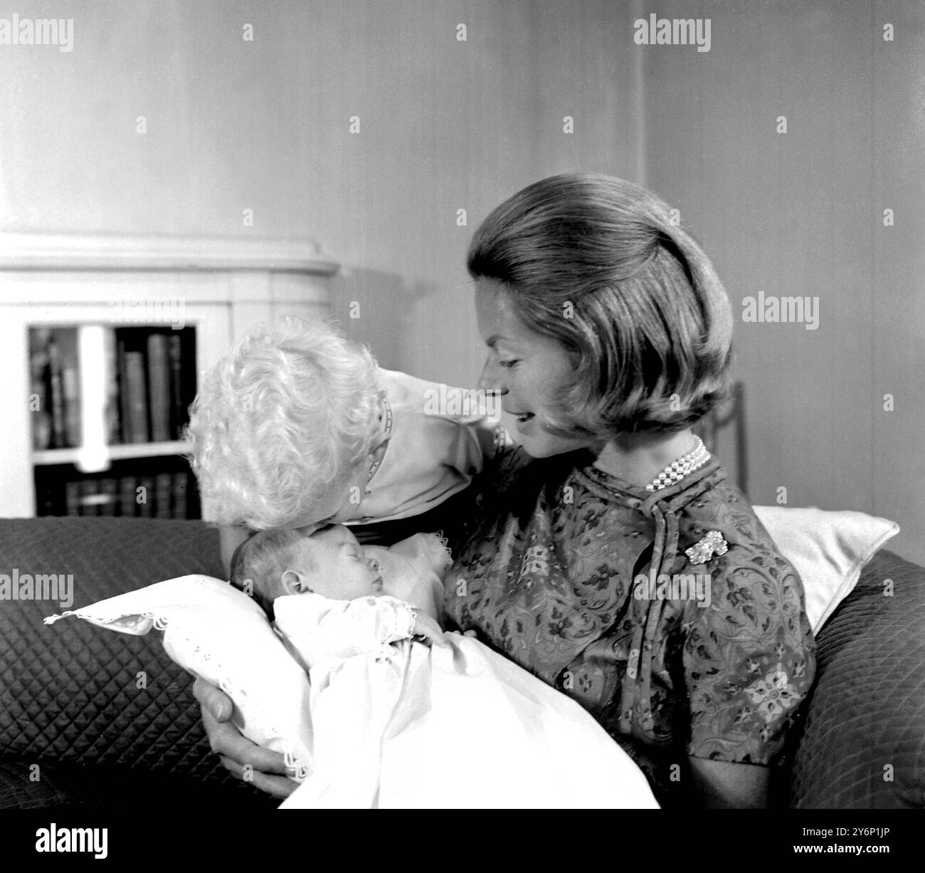 5. Juni 1964: Die Herzogin von Kent mit ihrer neugeborenen Tochter Lady ...