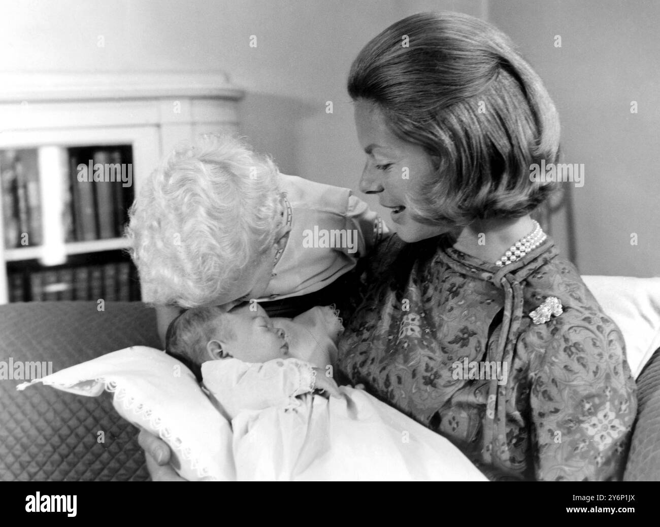 Sie lag ruhig in den Armen ihrer Mutter. Lady Helen Marina Lucy, die ...