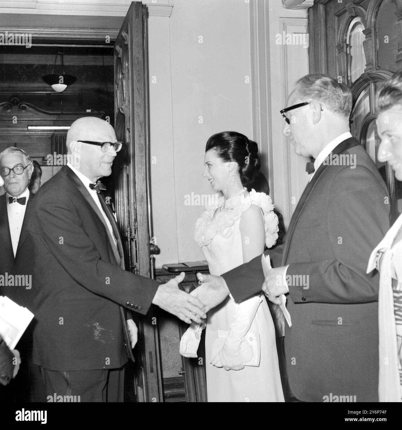 Gastgeber des festivals Schwarzweiß-Stockfotos und -bilder - Alamy