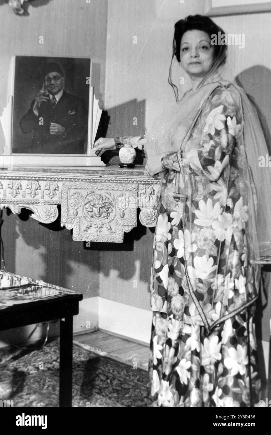 BEGUM LIAQUAT ALI KHAN MIT EINEM BILD IHRES VERSTORBENEN EHEMANNS ...