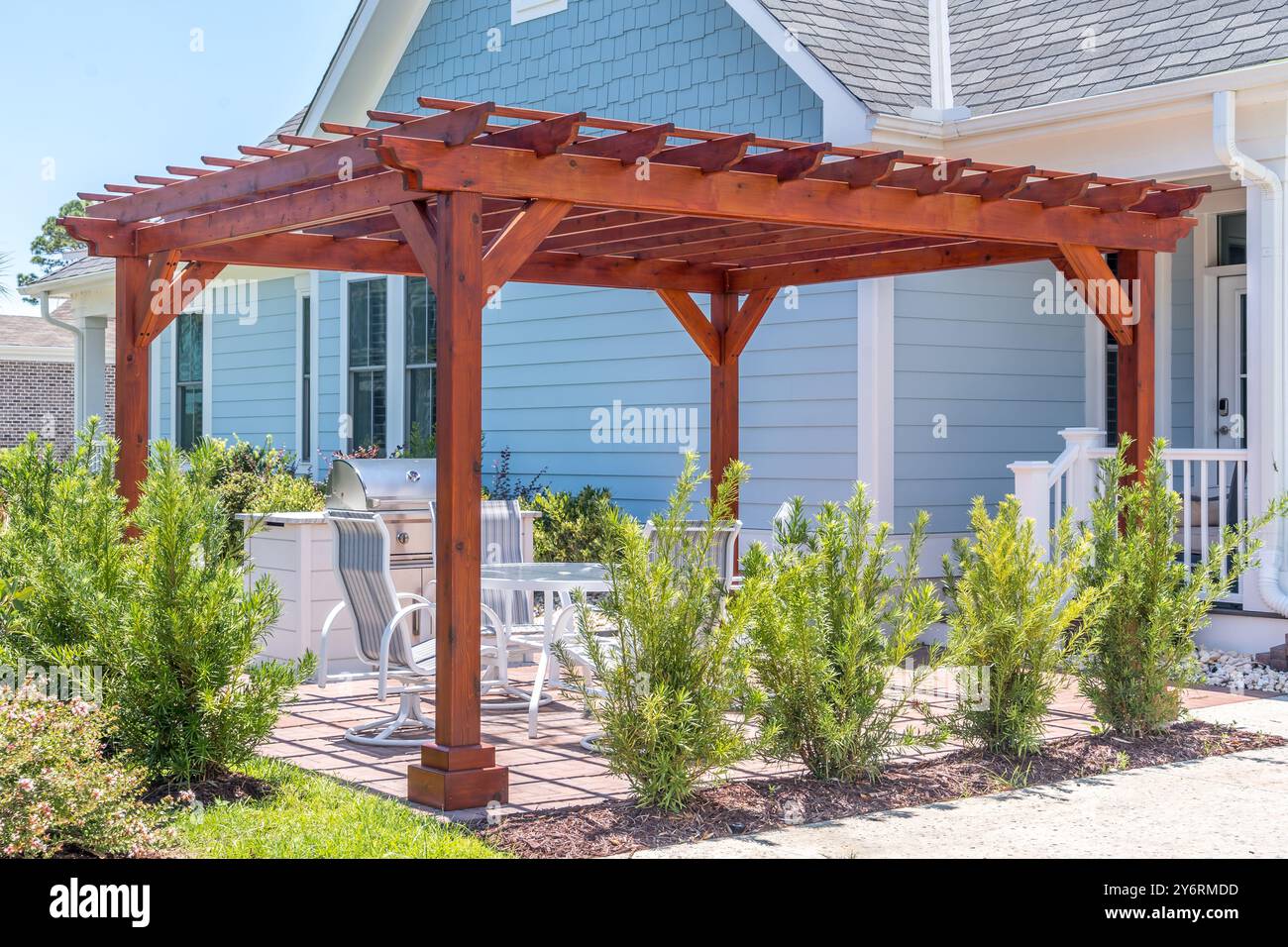 Pergola holz garten modern -Fotos und -Bildmaterial in hoher Auflösung ...