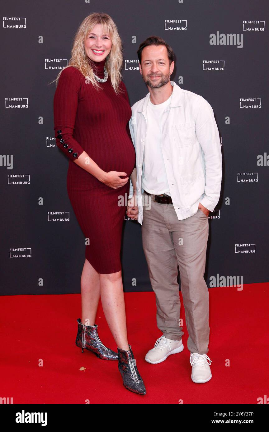 Andrea Gerhard mit Partner David Wehle bei der Festivaleröffnung mit ...