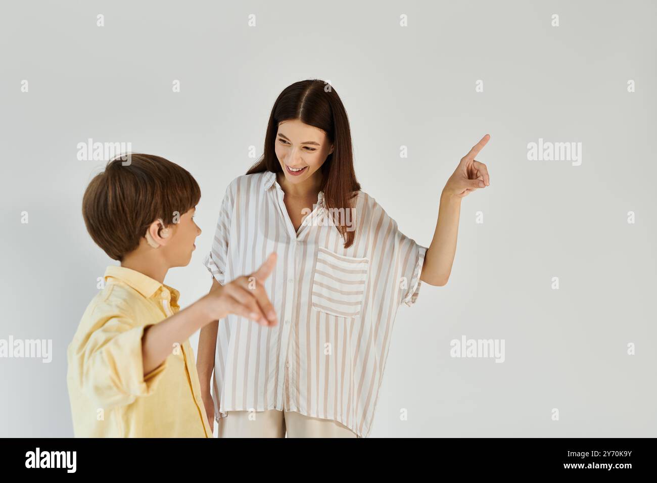 Eine freudige Interaktion entfaltet sich, wenn eine Mutter und ihr Sohn ...