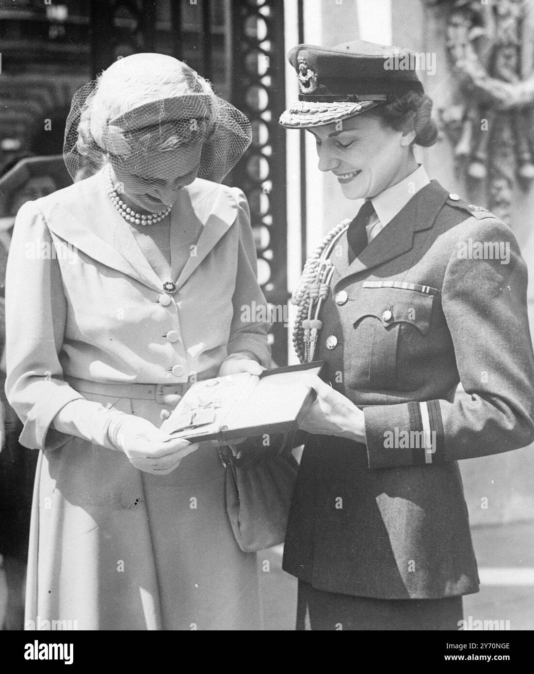 W.R.A.P. ZEIGT IHR INSIGNIA IHRER MUTTER, die die heutige ...