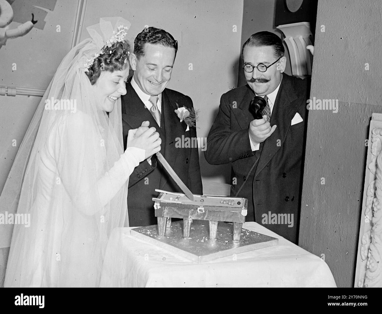 DAS " TUCH " ZU SCHNEIDEN die Oberfläche eines Billardtisches ist in ...