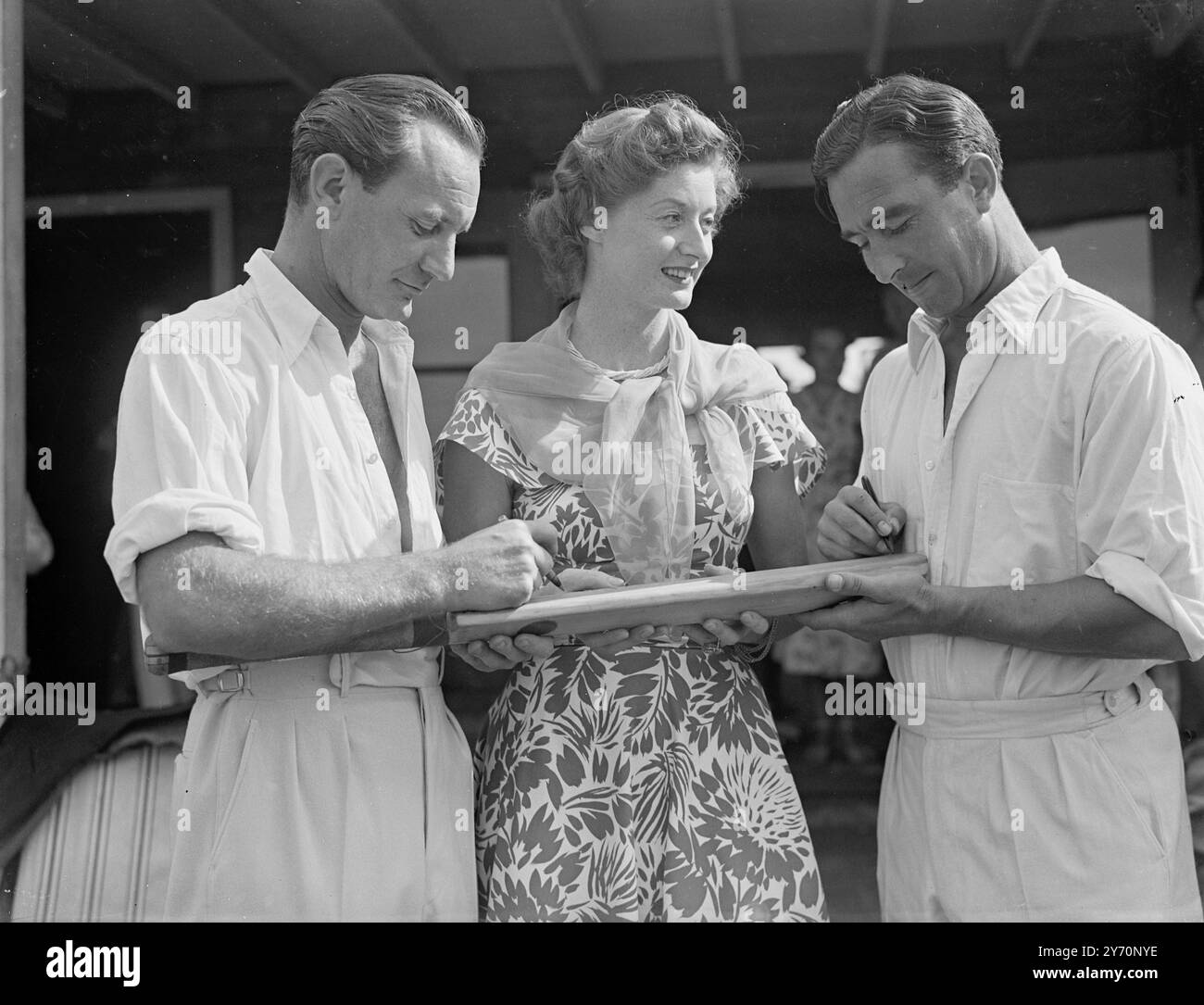 NEBEN DER BÜHNE spielte Ein Dennis Compton X1 ein Team von Schauspielern , das von Trevor Howard ...