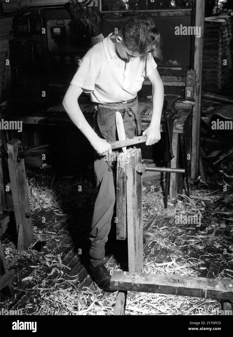 Handwerker mit Leitern -- gerade 15 Jahre alt, Ronald Thomas bei der ...