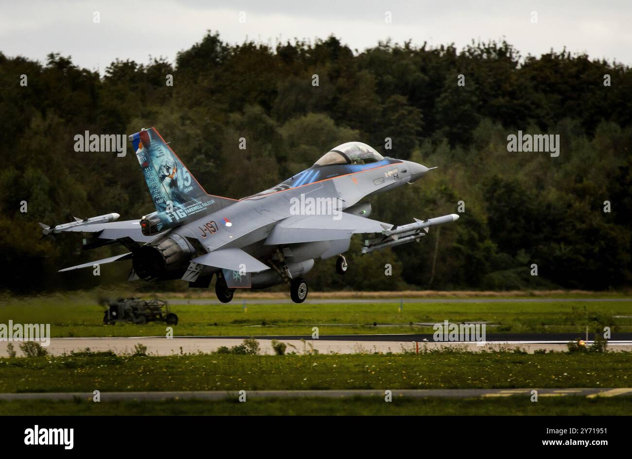 VOLKEL - ein F-16-Kampfflugzeug kommt nach einer Abschiedstour auf der ...