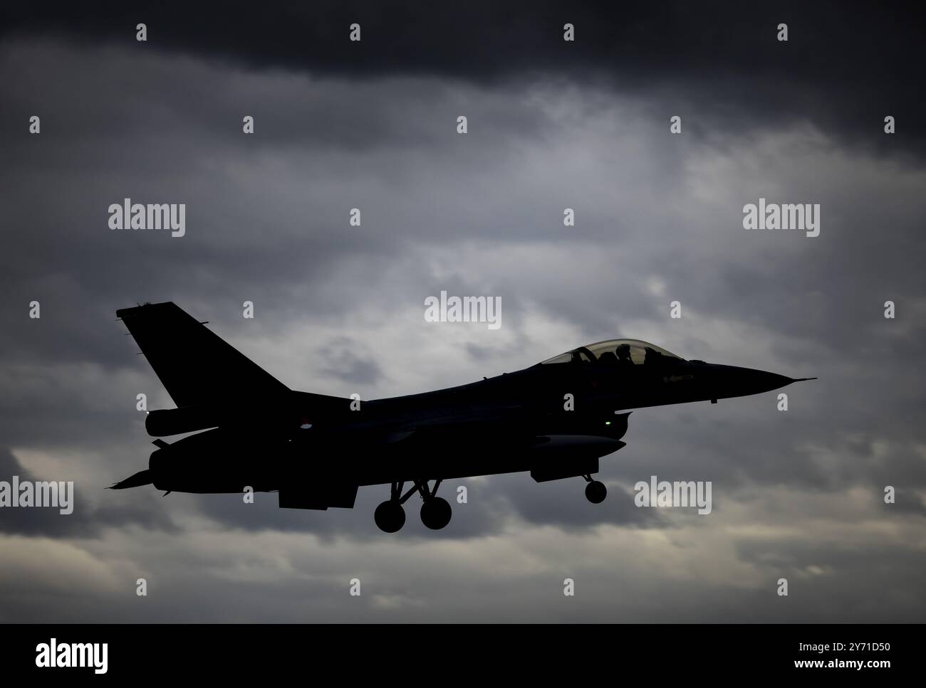 VOLKEL - ein F-16-Kampfflugzeug kommt nach einer Abschiedstour auf der ...