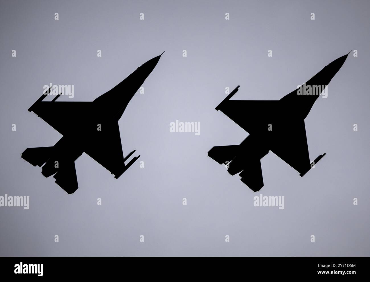 VOLKEL - F-16 Kampfflugzeuge kommen nach einer Abschiedstour auf der ...