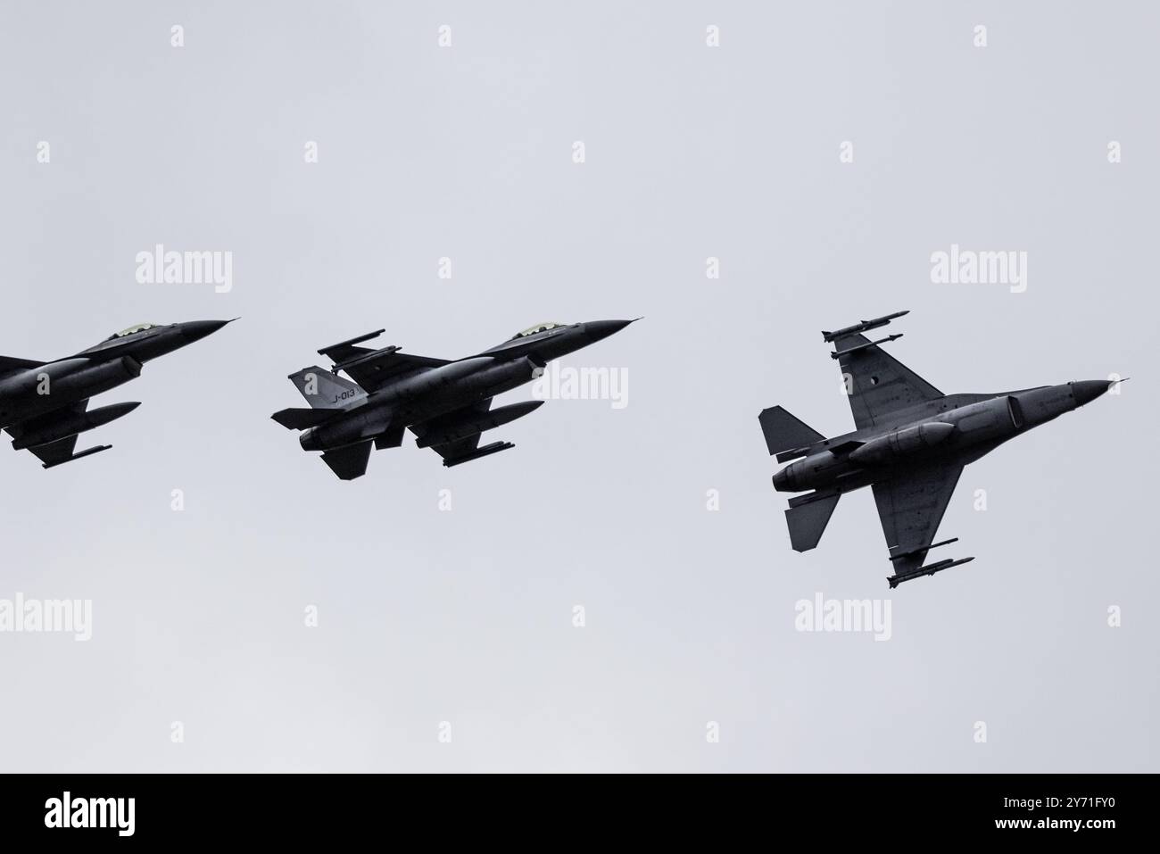 VOLKEL - ein F-16-Kampfflugzeug kommt nach einer Abschiedstour auf der ...
