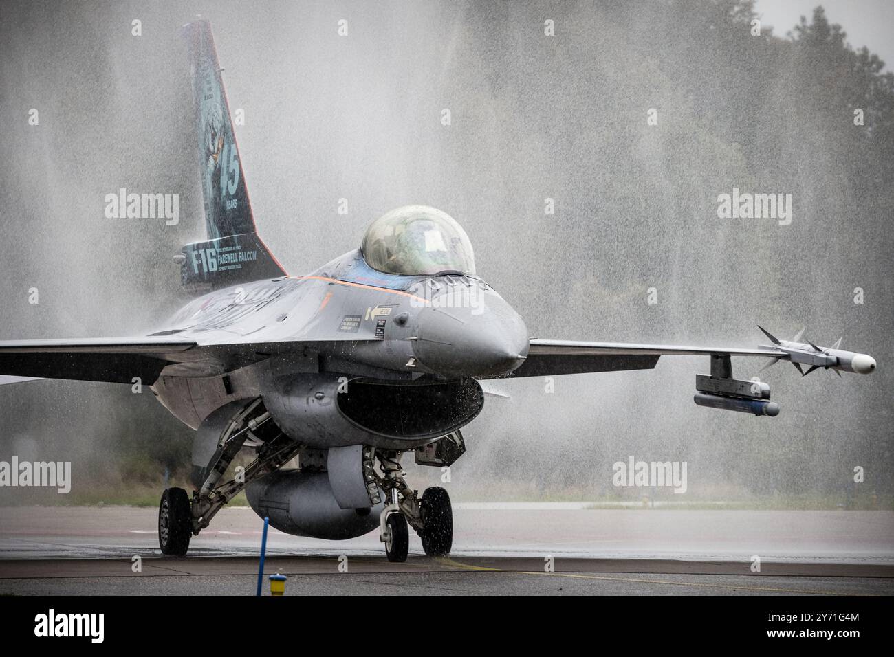 VOLKEL - ein F-16-Kampfflugzeug kommt nach einer Abschiedstour auf der ...