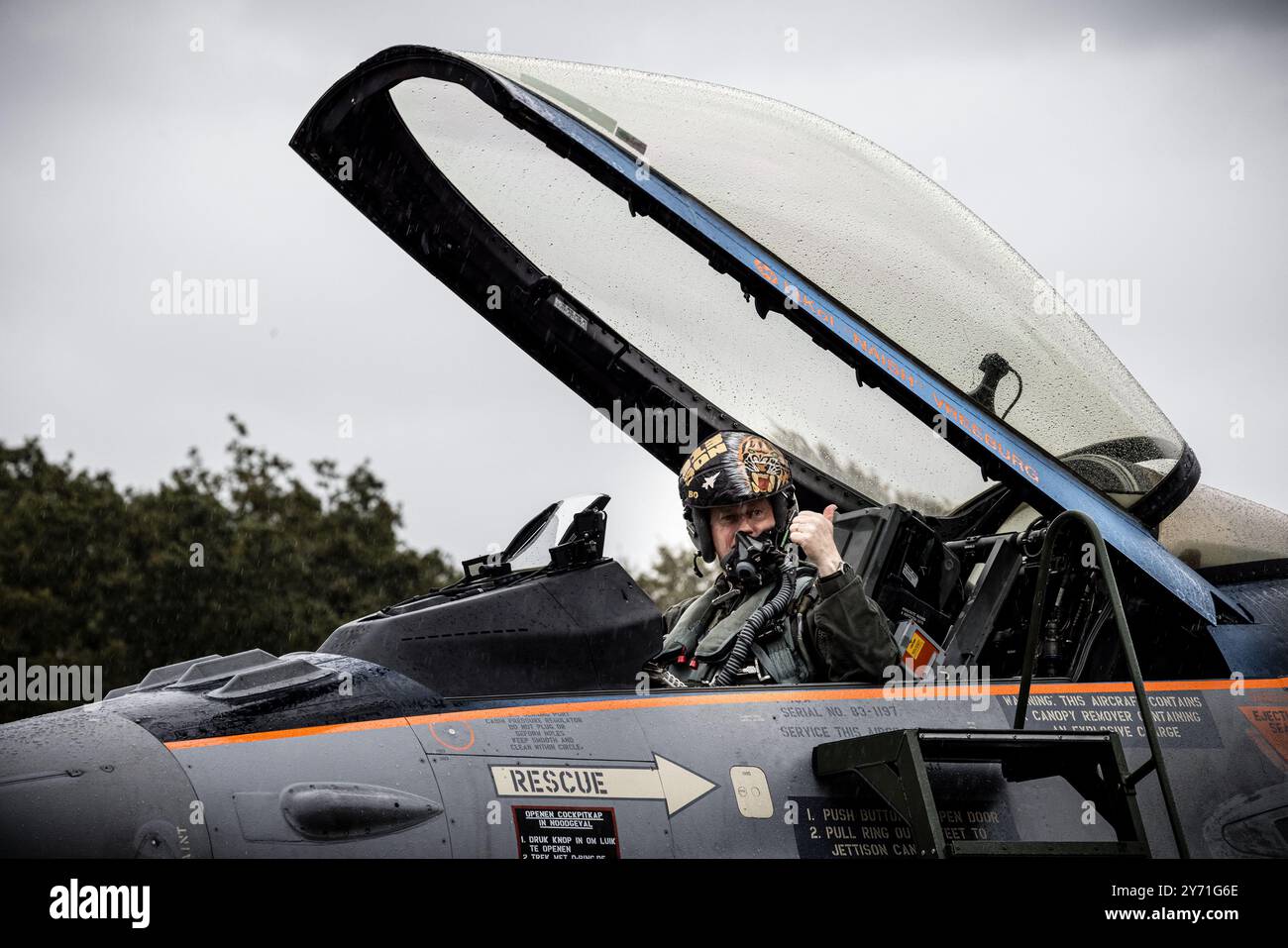 VOLKEL - ein F-16-Kampfflugzeug kommt nach einer Abschiedstour auf der ...