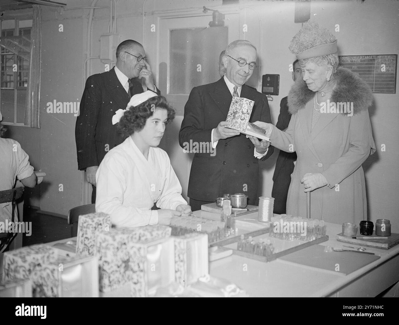 KÖNIGIN MARY BESUCHT THECOTY FABRIK . Ihre Majestät KÖNIGIN MARY ...