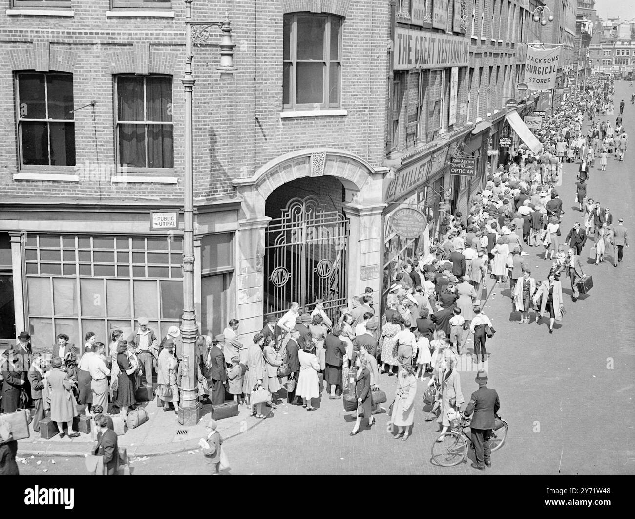 „Schlange für die Sonne“ Urlauber zu Tausenden standen vor der Victoria ...