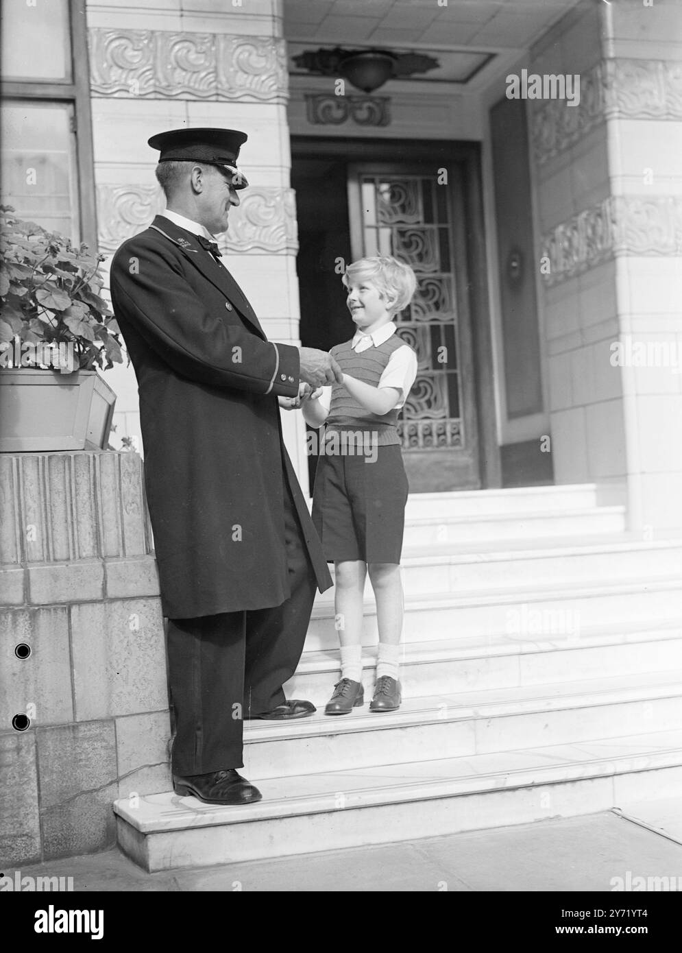 FILMSTAR, SOHN DER BERÜHMTEN MUTTER. BOBBY HENREY, der achtjährige ...