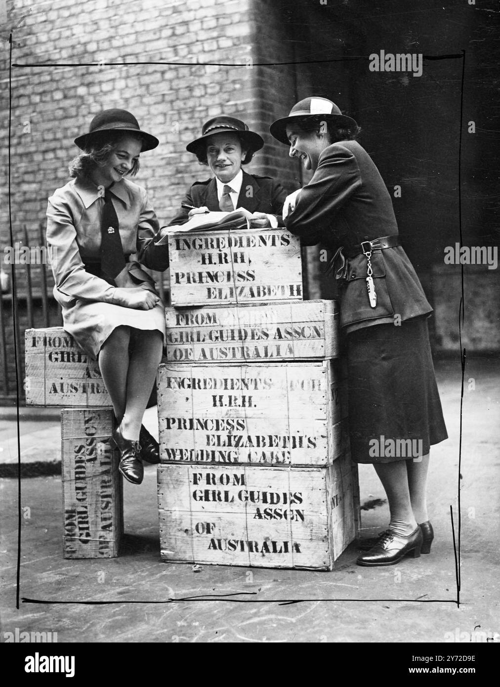 Drei australische Girl Guides überprüfen heute Morgen einige Zutaten im ...