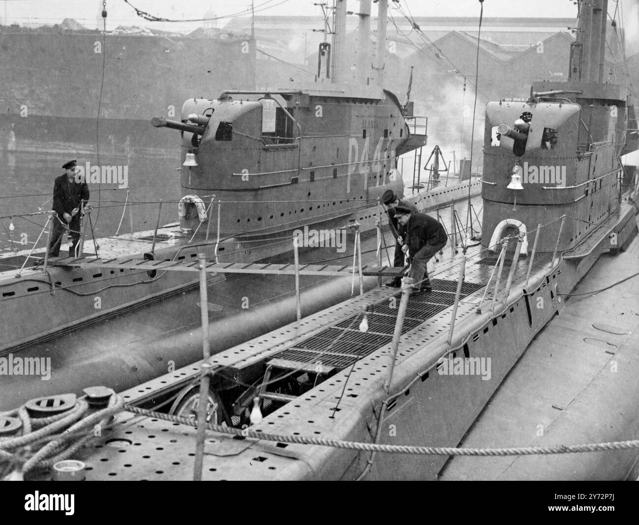 U-Boote versorgen die Devonport Dockyard mit Strom. Zwei der U-Boote ...