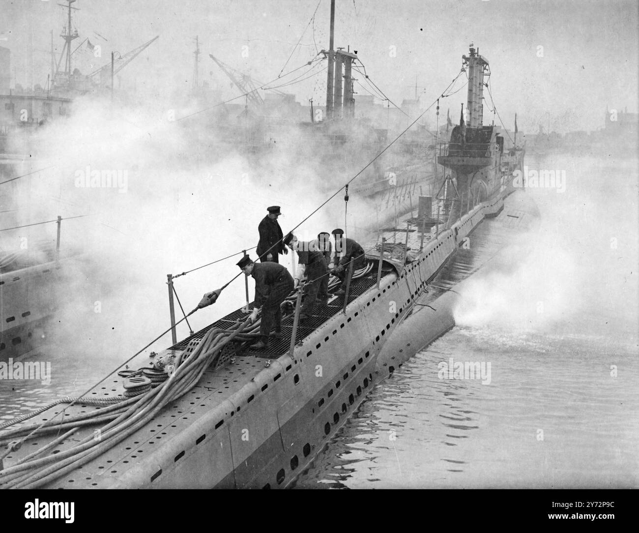 U-Boote versorgen die Devonport Dockyard mit Strom. Zwei der U-Boote ...