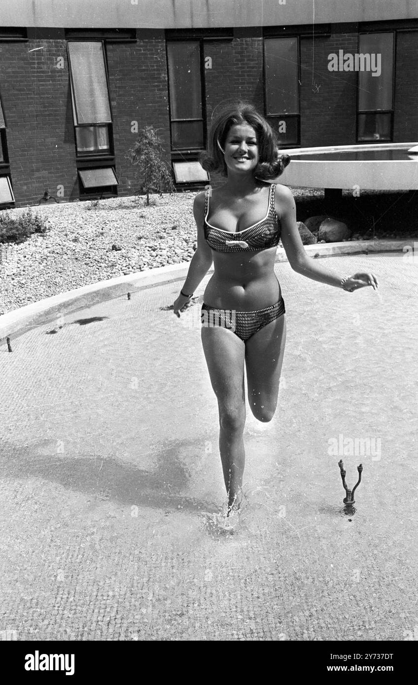 Sie ist ein freischaffendes Model namens Carole Fletcher und kommt aus Southport. 1966 gewann ...