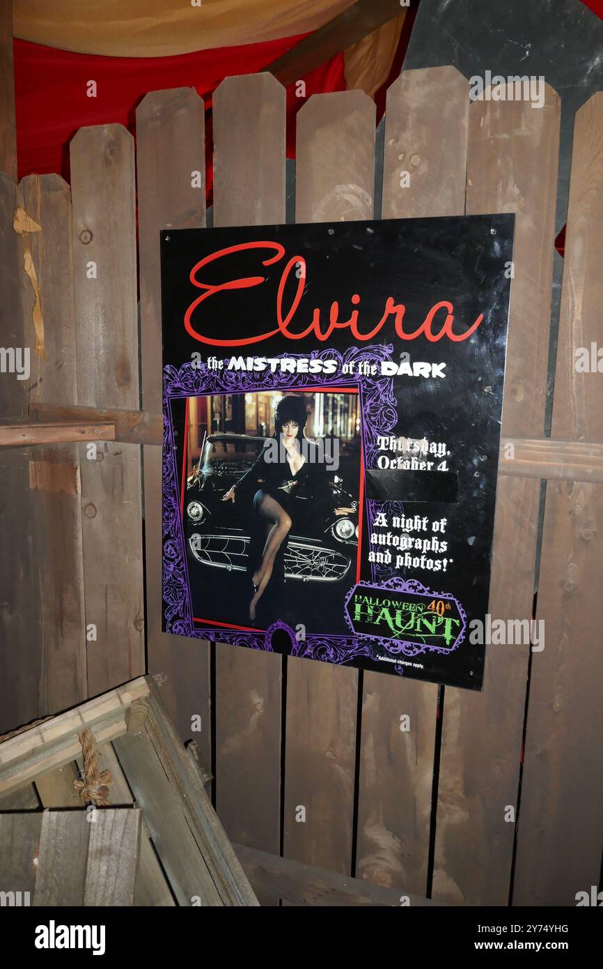 Buena Park, Kalifornien, USA 19. September 2024 Elvira im Legacy Store ...