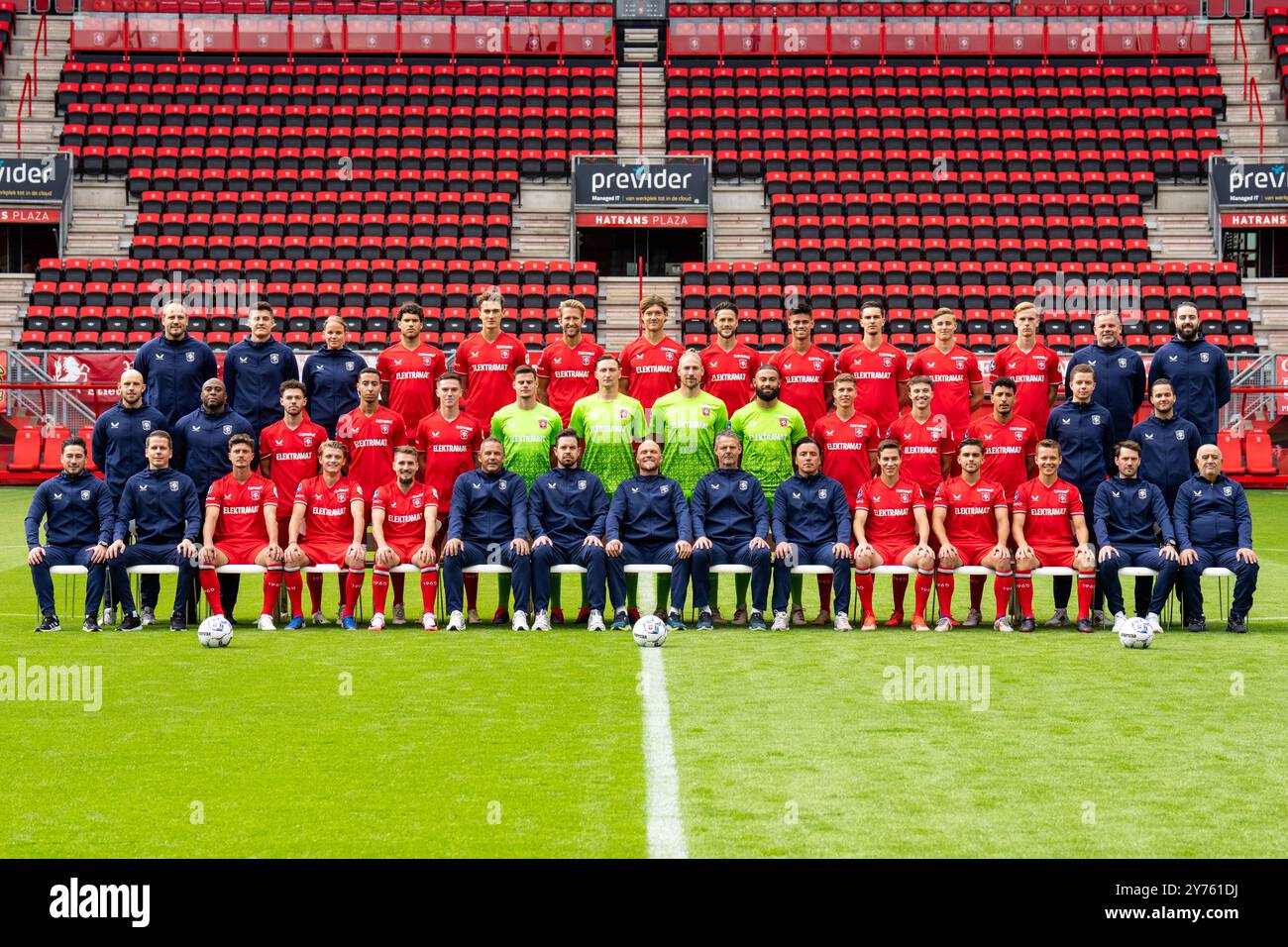 ENSCHEDE, NIEDERLANDE - 27. SEPTEMBER: Der Kader des FC Twente posiert ...