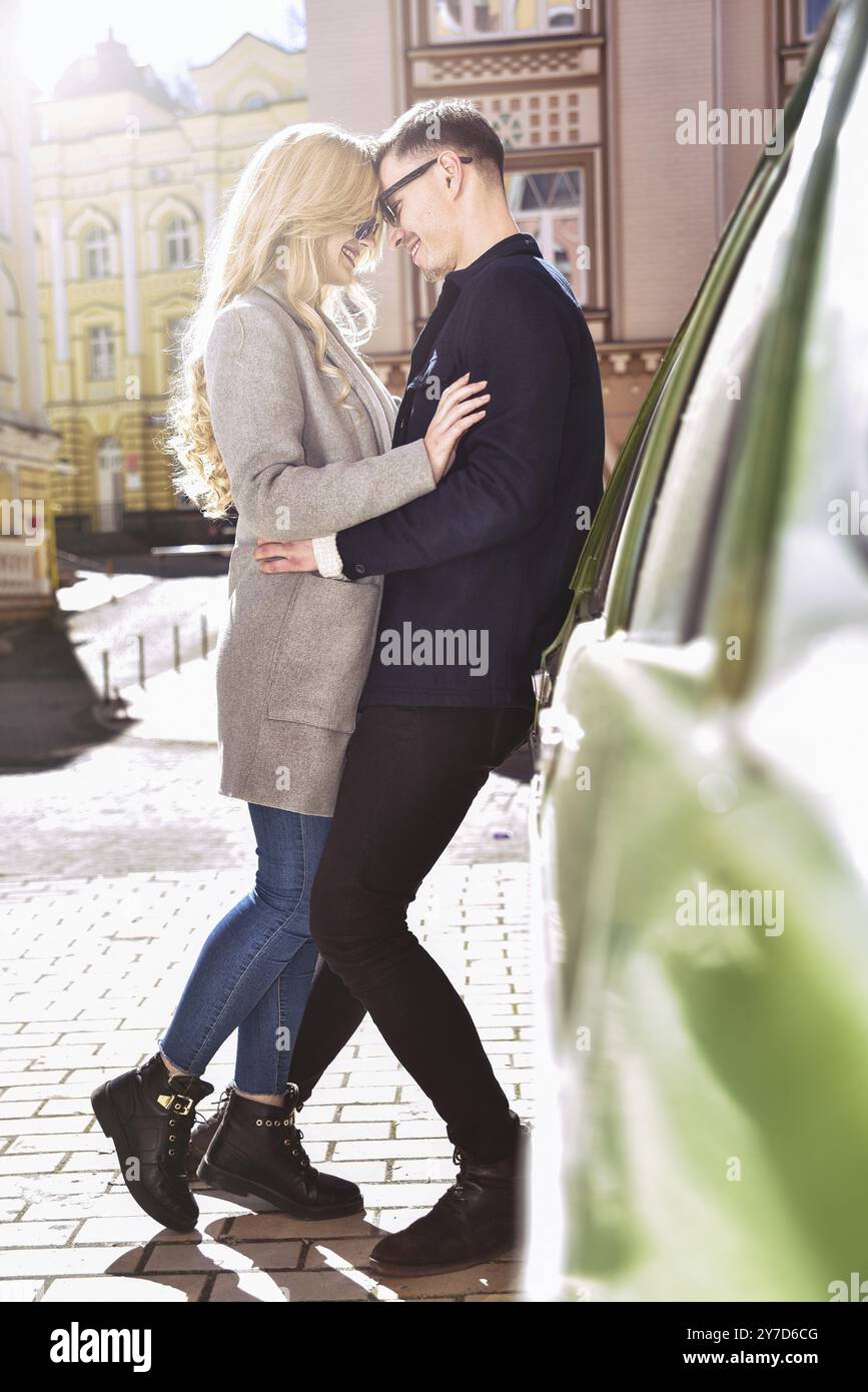 Zwei hände, die sich gegenseitig halten -Fotos und -Bildmaterial in hoher Auflösung – Alamy