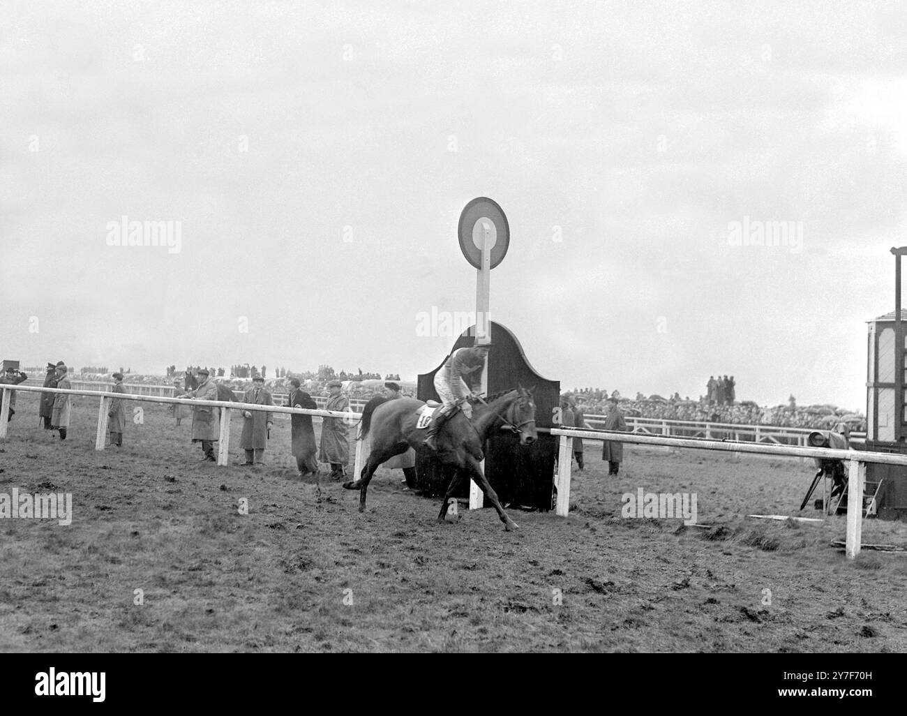 Der Jockey Pat Taaffe hat 1955 den Grand National in Aintree gewonnen ...
