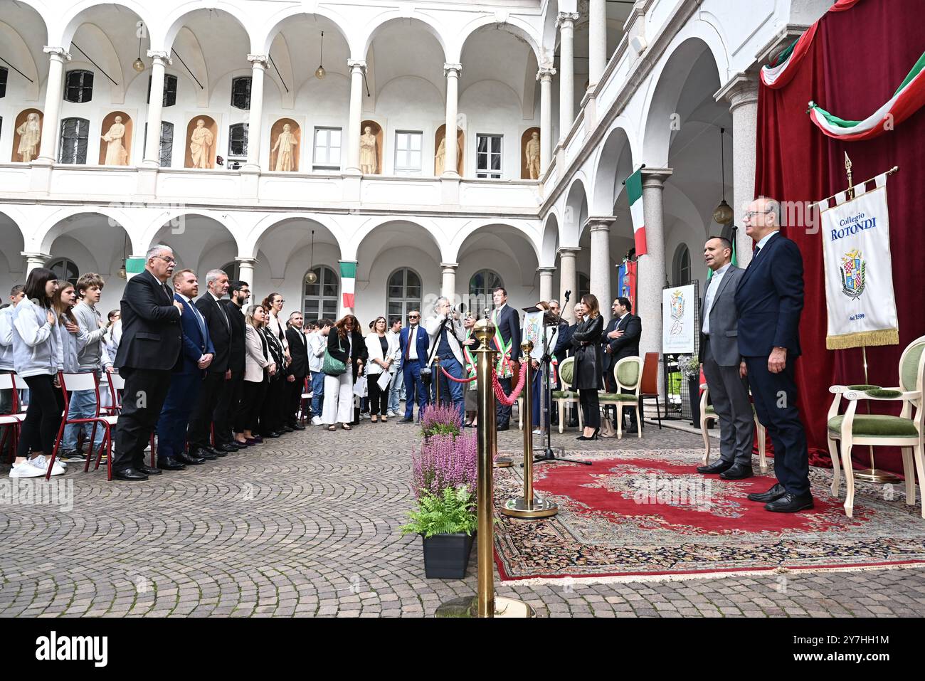 Gorla Minore VA Giuseppe Valditara of Education besucht Collegio ...