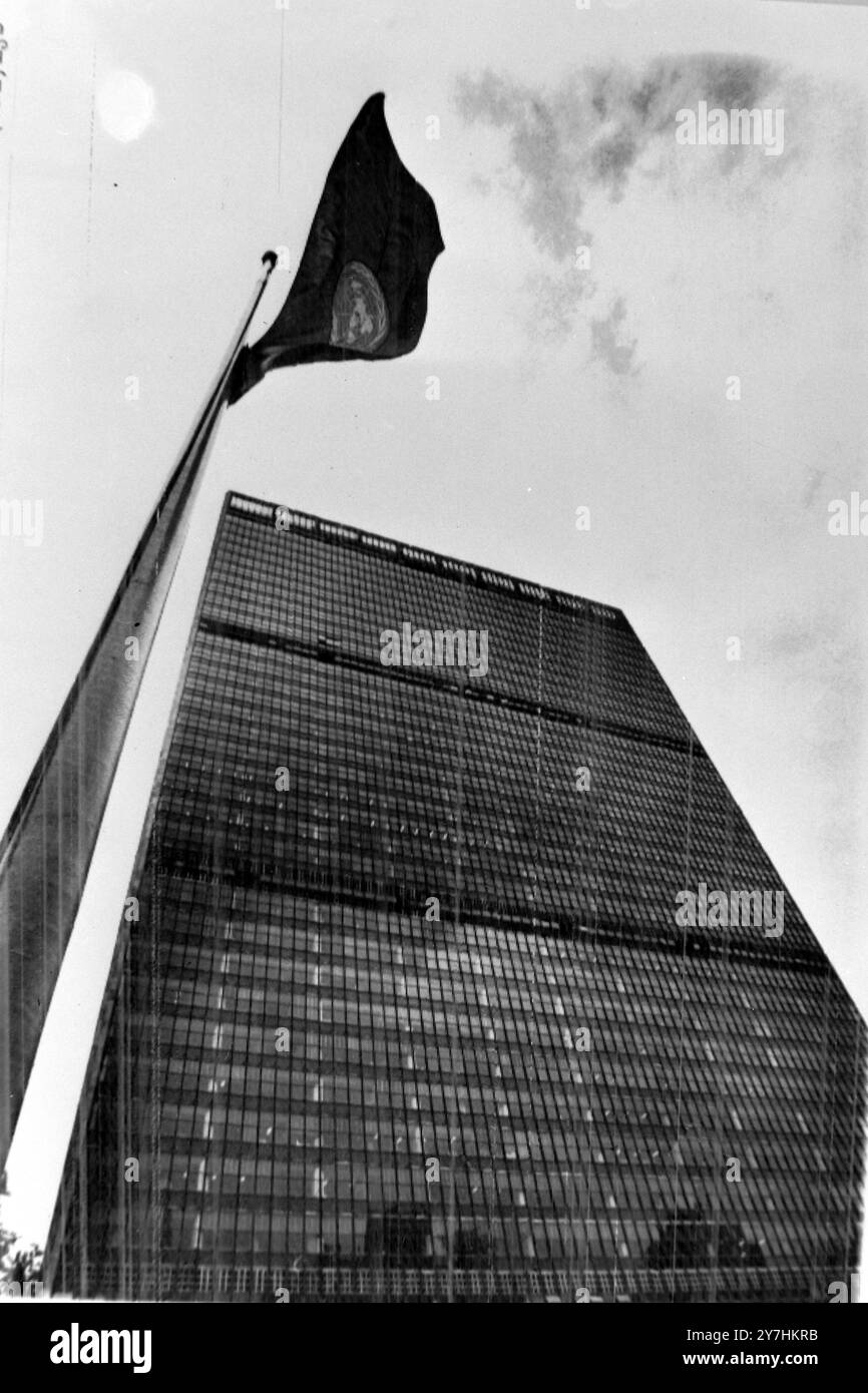 FLAGGEN UN-FLAGGE FLIEGT HALBMAST IN NEW YORK NACH DEM TOD VON PREMIER NEHRU ; 27. MAI 1964 ...
