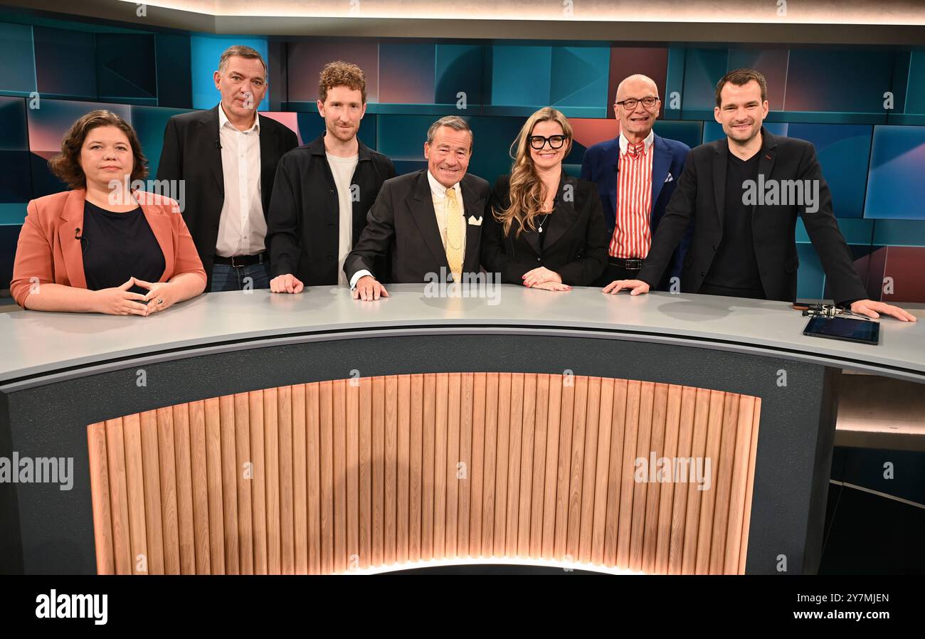 Journalistin Julia Friedrichs, l-r, Politiker Jan van Aken, Moderator ...