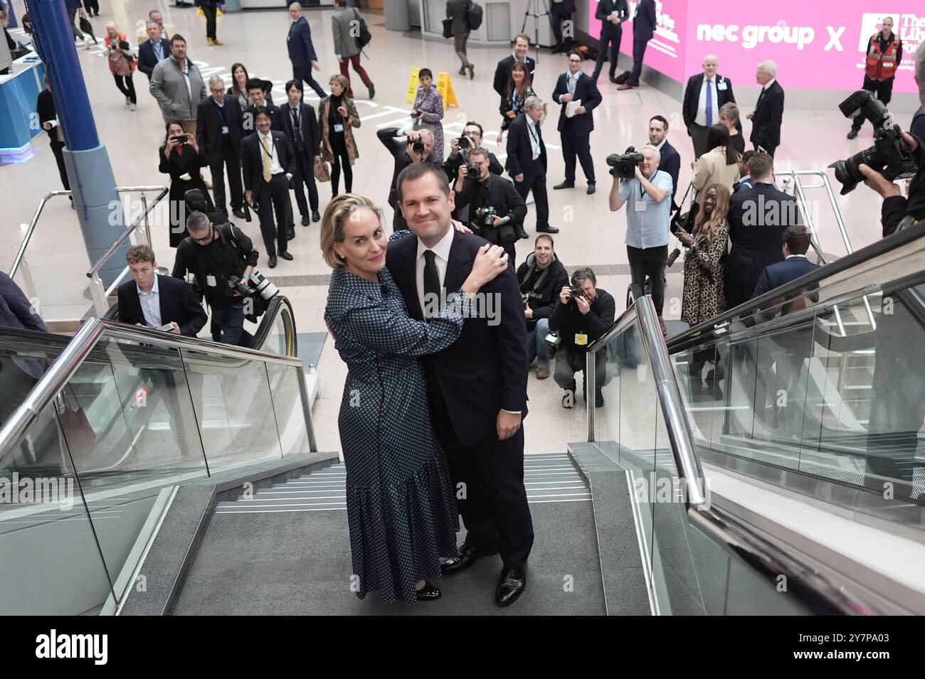 Der Anwärter Robert Jenrick und seine Frau Michal Berkner während der ...