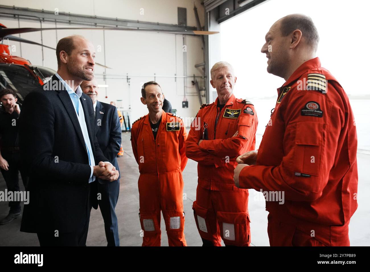 Der Prince of Wales spricht mit Chief Pilot Captain Sam Tompkins ...