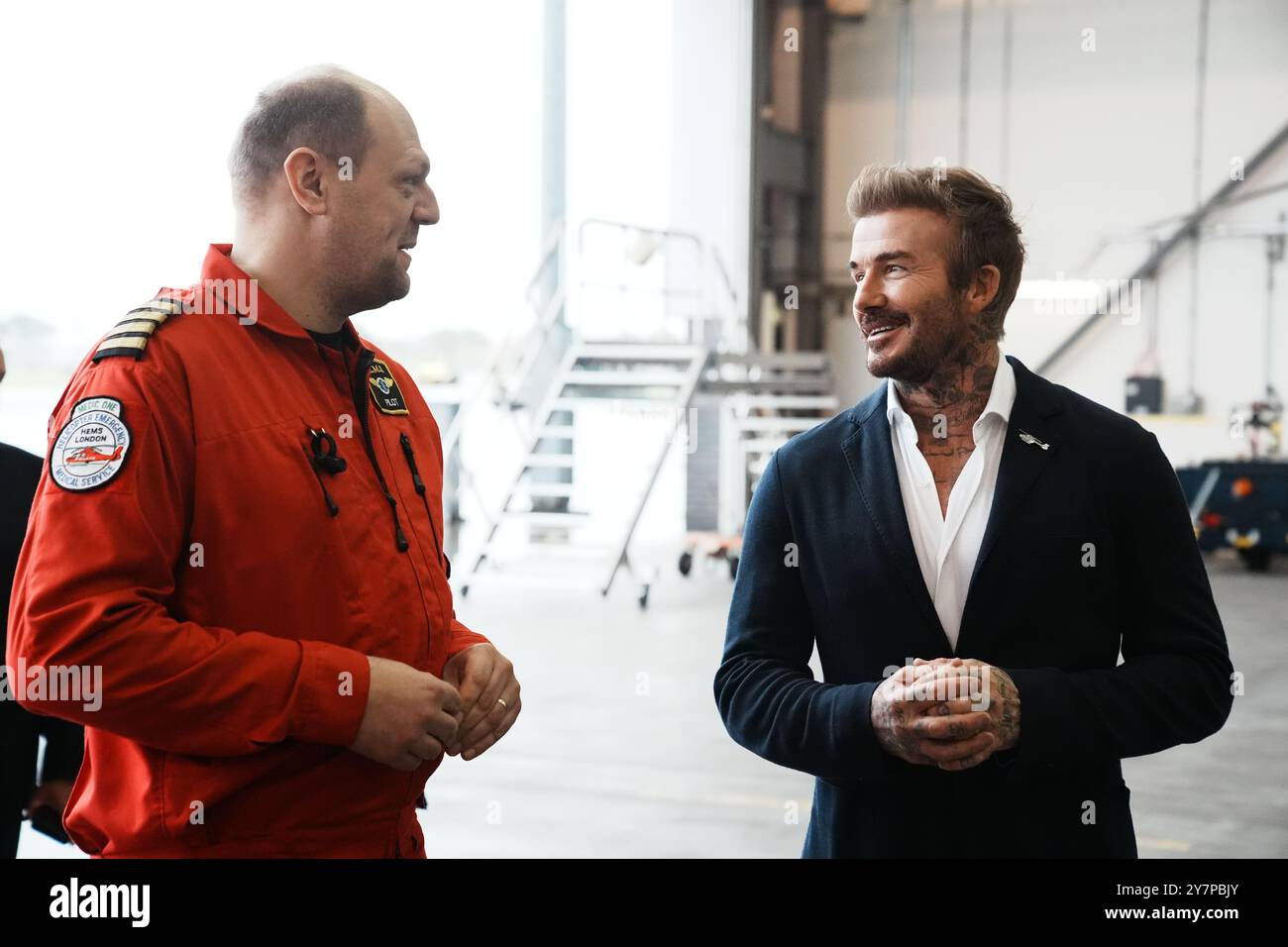 David Beckham spricht mit Chief Pilot Captain Sam Tompkins (links) und ...